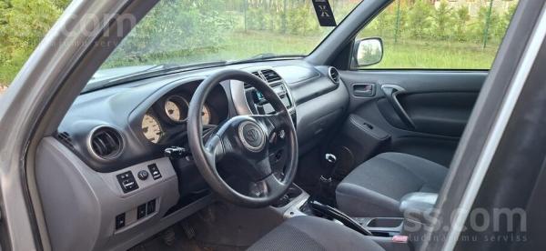 Pelēks Toyota RAV4 2003 Daugavpils, ar dzinēja tilpumu 2.00 L un nobraukumu 0 tūkst. km par 1450 €, foto 10 vietnē AUTOMOTO.COM.LV