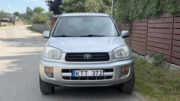 Pelēks Toyota RAV4 2003 Viļņa, ar dzinēja tilpumu 2.00 L un nobraukumu 180 tūkst. km par 2100 €, foto 1 vietnē AUTOMOTO.COM.LV