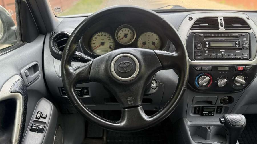 Pelēks Toyota RAV4 2003 Viļņa, ar dzinēja tilpumu 2.00 L un nobraukumu 180 tūkst. km par 2100 €, foto 14 vietnē AUTOMOTO.COM.LV