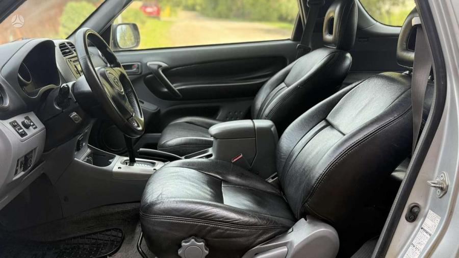 Pelēks Toyota RAV4 2003 Viļņa, ar dzinēja tilpumu 2.00 L un nobraukumu 180 tūkst. km par 2100 €, foto 15 vietnē AUTOMOTO.COM.LV