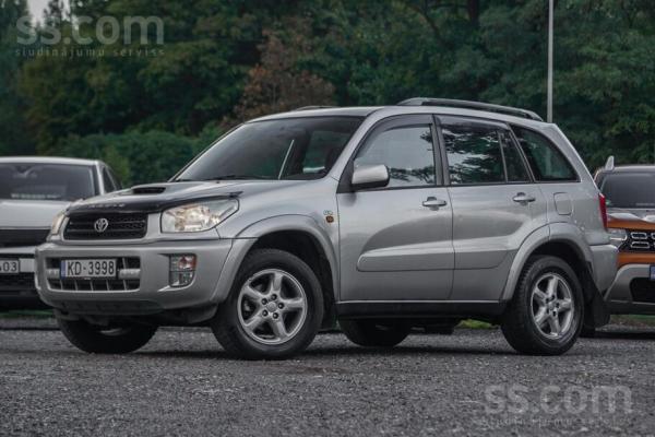 Grey Toyota RAV4 2003 in Riga, with an engine capacity of 2.00 L and mileage of 200 thousand km for 2990 €, photo 1 on AUTOMOTO.COM.LV