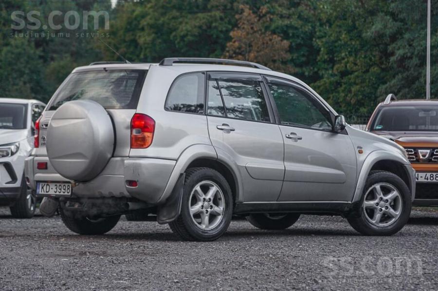 Grey Toyota RAV4 2003 in Riga, with an engine capacity of 2.00 L and mileage of 200 thousand km for 2990 €, photo 5 on AUTOMOTO.COM.LV