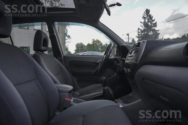 Grey Toyota RAV4 2003 in Riga, with an engine capacity of 2.00 L and mileage of 200 thousand km for 2990 €, photo 6 on AUTOMOTO.COM.LV