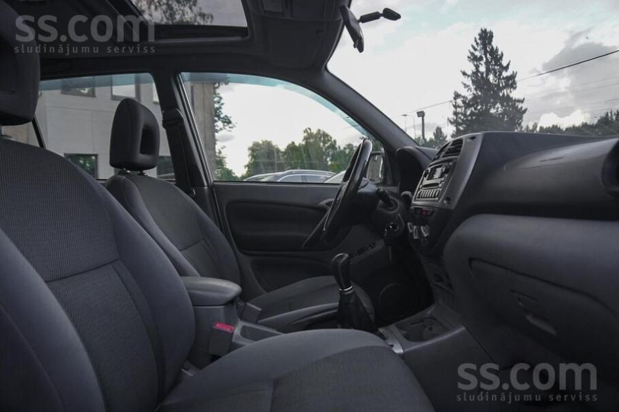 Grey Toyota RAV4 2003 in Riga, with an engine capacity of 2.00 L and mileage of 200 thousand km for 2990 €, photo 6 on AUTOMOTO.COM.LV