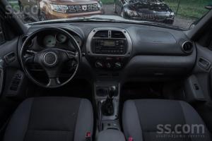 Grey Toyota RAV4 2003 in Riga, with an engine capacity of 2.00 L and mileage of 200 thousand km for 2990 €, photo 9 on AUTOMOTO.COM.LV