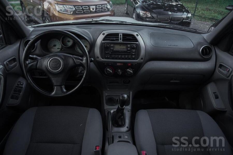 Grey Toyota RAV4 2003 in Riga, with an engine capacity of 2.00 L and mileage of 200 thousand km for 2990 €, photo 9 on AUTOMOTO.COM.LV