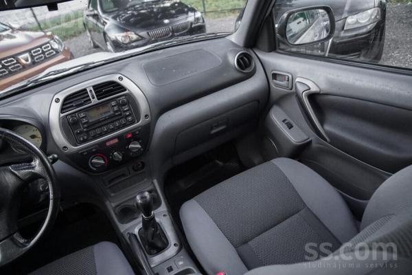 Grey Toyota RAV4 2003 in Riga, with an engine capacity of 2.00 L and mileage of 200 thousand km for 2990 €, photo 10 on AUTOMOTO.COM.LV