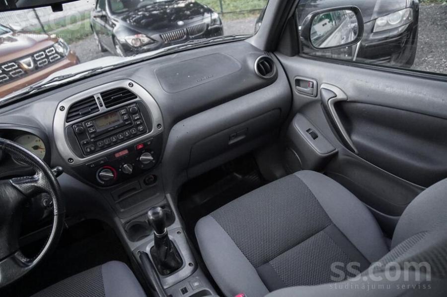 Grey Toyota RAV4 2003 in Riga, with an engine capacity of 2.00 L and mileage of 200 thousand km for 2990 €, photo 10 on AUTOMOTO.COM.LV