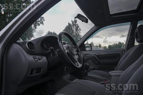 Grey Toyota RAV4 2003 in Riga, with an engine capacity of 2.00 L and mileage of 200 thousand km for 2990 €, photo 11 on AUTOMOTO.COM.LV