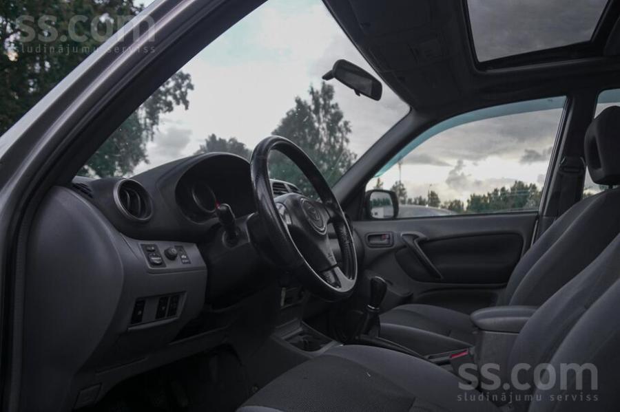 Grey Toyota RAV4 2003 in Riga, with an engine capacity of 2.00 L and mileage of 200 thousand km for 2990 €, photo 11 on AUTOMOTO.COM.LV
