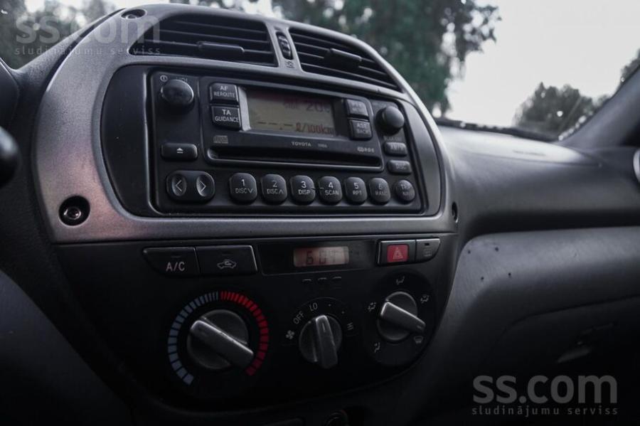 Grey Toyota RAV4 2003 in Riga, with an engine capacity of 2.00 L and mileage of 200 thousand km for 2990 €, photo 12 on AUTOMOTO.COM.LV
