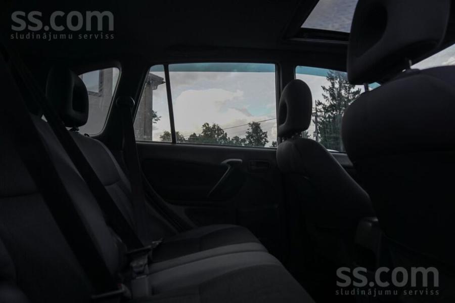 Grey Toyota RAV4 2003 in Riga, with an engine capacity of 2.00 L and mileage of 200 thousand km for 2990 €, photo 13 on AUTOMOTO.COM.LV