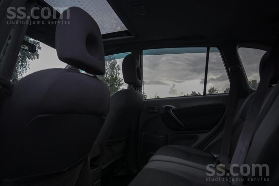 Grey Toyota RAV4 2003 in Riga, with an engine capacity of 2.00 L and mileage of 200 thousand km for 2990 €, photo 14 on AUTOMOTO.COM.LV