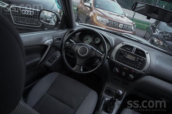 Toyota RAV4 2003 Rīga vietnē Pelēks Toyota RAV4 2003 Rīga, ar dzinēja tilpumu 2.00 L un nobraukumu 200 tūkst. km par 2990 €, foto 8 vietnē AUTOMOTO.COM.LV