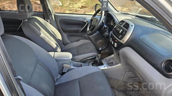 Toyota RAV4 2003 Daugavpils vietnē Pelēks Toyota RAV4 2003 Daugavpils, ar dzinēja tilpumu 2.00 L un nobraukumu 308 tūkst. km par 1100 €, foto 9 vietnē AUTOMOTO.COM.LV