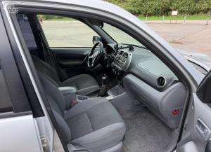 Grey Toyota RAV4 2003 in Vilnius, with an engine capacity of 2.00 L and mileage of 380 thousand km for 2450 €, photo 7 on AUTOMOTO.COM.LV
