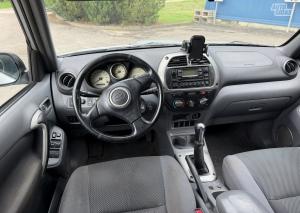 Grey Toyota RAV4 2003 in Vilnius, with an engine capacity of 2.00 L and mileage of 380 thousand km for 2450 €, photo 9 on AUTOMOTO.COM.LV