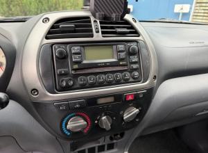 Grey Toyota RAV4 2003 in Vilnius, with an engine capacity of 2.00 L and mileage of 380 thousand km for 2450 €, photo 10 on AUTOMOTO.COM.LV