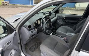 Grey Toyota RAV4 2003 in Vilnius, with an engine capacity of 2.00 L and mileage of 380 thousand km for 2450 €, photo 12 on AUTOMOTO.COM.LV