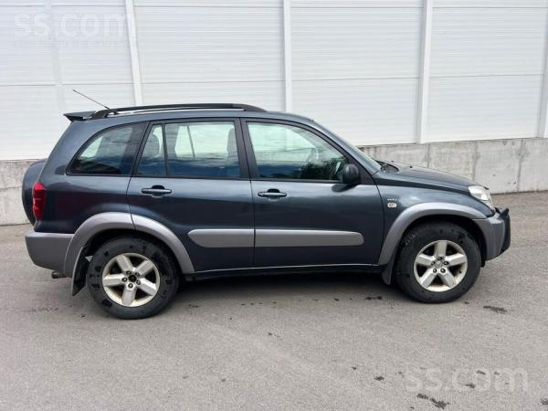 Pelēks Toyota RAV4 2004 Rīga, ar dzinēja tilpumu 2.00 L un nobraukumu 231 tūkst. km par 25100 €, foto 4 vietnē AUTOMOTO.COM.LV