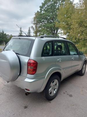 Pelēks Toyota RAV4 2004 Panevēža, ar dzinēja tilpumu 2.00 L un nobraukumu 200 tūkst. km par 3800 €, foto  vietnē AUTOMOTO.COM.LV