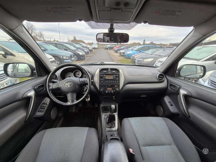 Grey Toyota RAV4 2004 in Taurage, with an engine capacity of 2.00 L and mileage of 270 thousand km for 3200 €, photo 8 on AUTOMOTO.COM.LV