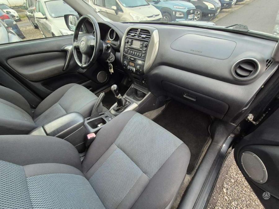 Grey Toyota RAV4 2004 in Taurage, with an engine capacity of 2.00 L and mileage of 270 thousand km for 3200 €, photo 9 on AUTOMOTO.COM.LV