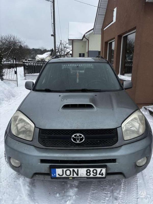 Pelēks Toyota RAV4 2004 Viļņa, ar dzinēja tilpumu 2.00 L un nobraukumu 340 tūkst. km par 999 €, foto 1 vietnē AUTOMOTO.COM.LV