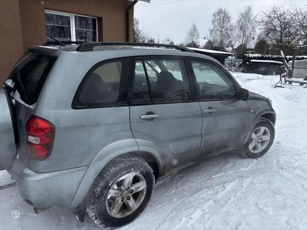 Pelēks Toyota RAV4 2004 Viļņa, ar dzinēja tilpumu 2.00 L un nobraukumu 340 tūkst. km par 999 €, foto 8 vietnē AUTOMOTO.COM.LV