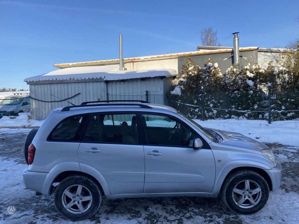 Grey Toyota RAV4 2004 in Utena, with an engine capacity of 2.00 L and mileage of 237 thousand km for 3550 €, photo 4 on AUTOMOTO.COM.LV