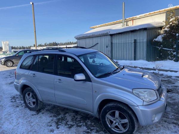 Grey Toyota RAV4 2004 in Utena, with an engine capacity of 2.00 L and mileage of 237 thousand km for 3550 €, photo 5 on AUTOMOTO.COM.LV