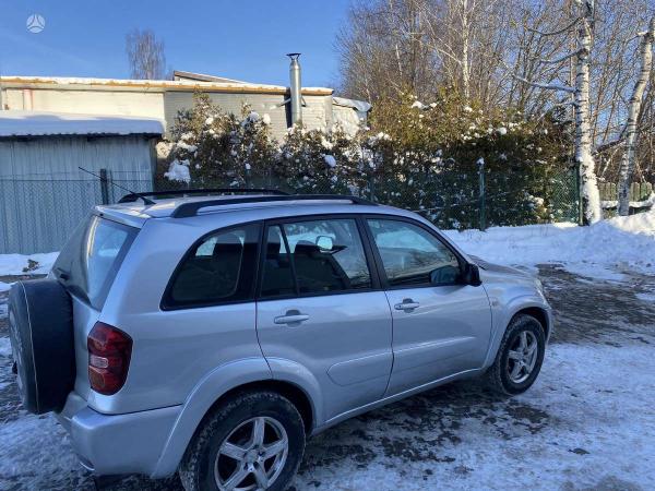 Grey Toyota RAV4 2004 in Utena, with an engine capacity of 2.00 L and mileage of 237 thousand km for 3550 €, photo 7 on AUTOMOTO.COM.LV