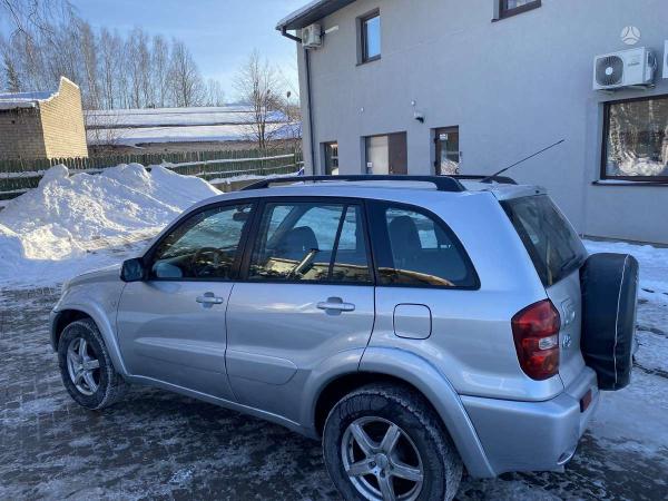 Grey Toyota RAV4 2004 in Utena, with an engine capacity of 2.00 L and mileage of 237 thousand km for 3550 €, photo 9 on AUTOMOTO.COM.LV