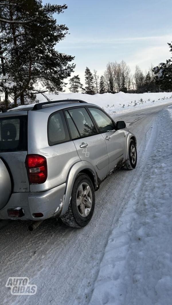 Pelēks Toyota RAV4 2004 Viļņa, ar dzinēja tilpumu 1.90 L un nobraukumu 180 tūkst. km par 2900 €, foto 2 vietnē AUTOMOTO.COM.LV