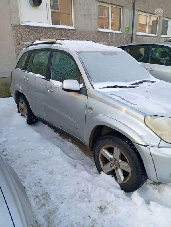 Pelēks Toyota RAV4 2004 Viļņa, ar dzinēja tilpumu 2.00 L un nobraukumu 319 tūkst. km par 2000 €, foto 5 vietnē AUTOMOTO.COM.LV