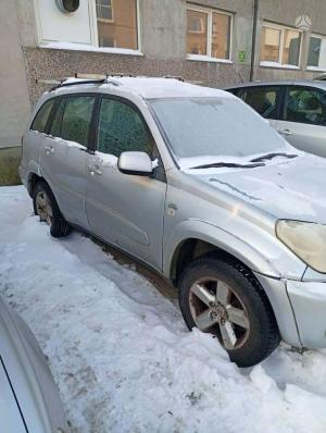Pelēks Toyota RAV4 2004 Viļņa, ar dzinēja tilpumu 2.00 L un nobraukumu 319 tūkst. km par 2000 €, foto 5 vietnē AUTOMOTO.COM.LV