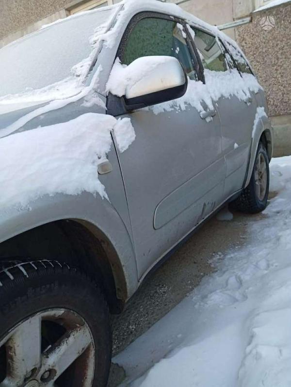 Pelēks Toyota RAV4 2004 Viļņa, ar dzinēja tilpumu 2.00 L un nobraukumu 319 tūkst. km par 2000 €, foto 6 vietnē AUTOMOTO.COM.LV