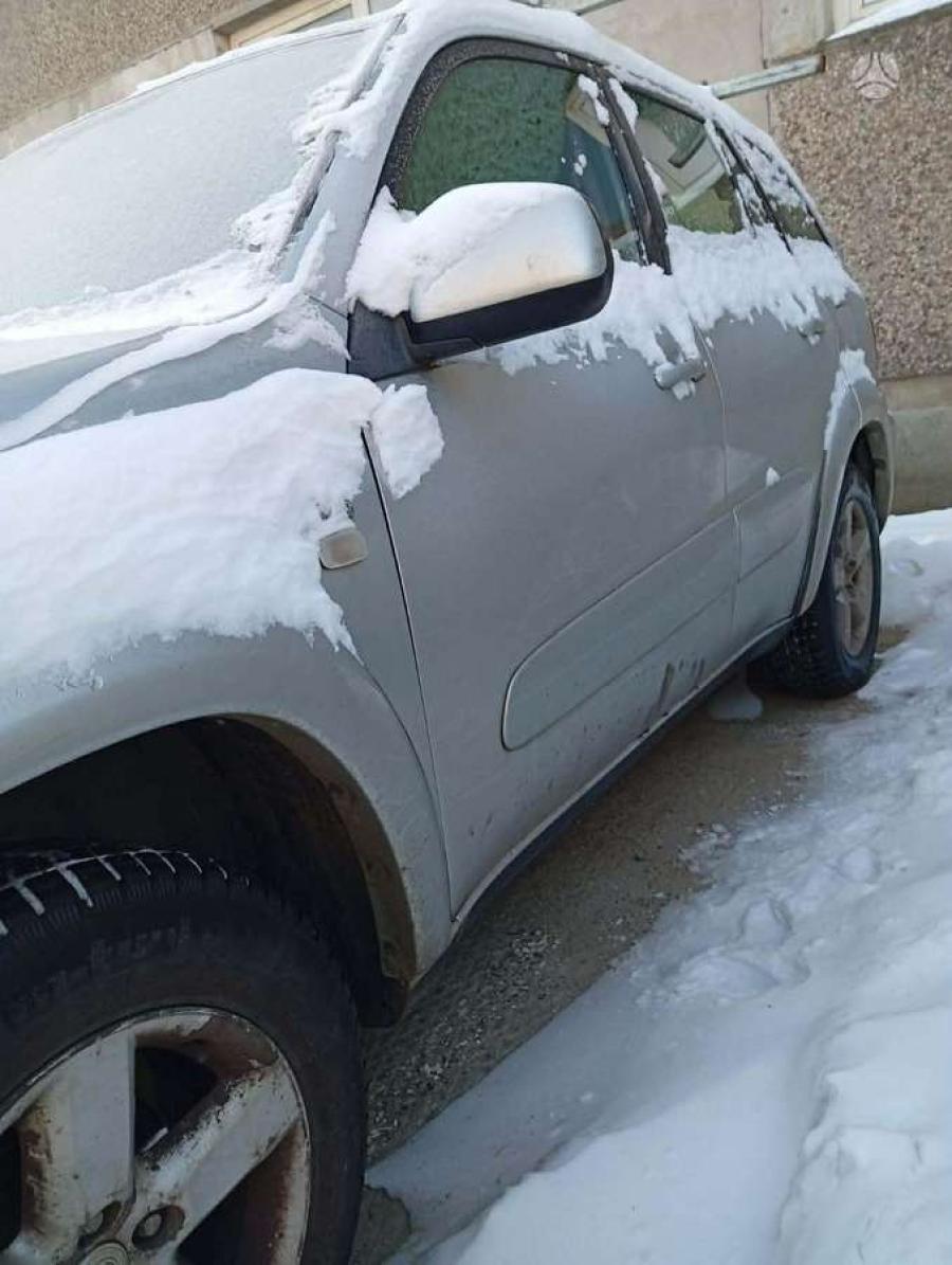 Pelēks Toyota RAV4 2004 Viļņa, ar dzinēja tilpumu 2.00 L un nobraukumu 319 tūkst. km par 2000 €, foto 6 vietnē AUTOMOTO.COM.LV