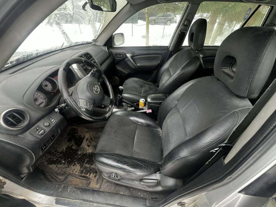 Pelēks Toyota RAV4 2004 Viļņa, ar dzinēja tilpumu 2.00 L un nobraukumu 319 tūkst. km par 2000 €, foto 8 vietnē AUTOMOTO.COM.LV
