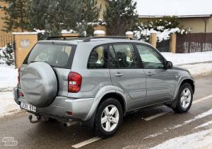 Pelēks Toyota RAV4 2004 Viļņa, ar dzinēja tilpumu 2.00 L un nobraukumu 352 tūkst. km par 2350 €, foto 3 vietnē AUTOMOTO.COM.LV