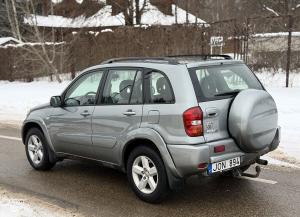 Pelēks Toyota RAV4 2004 Viļņa, ar dzinēja tilpumu 2.00 L un nobraukumu 352 tūkst. km par 2350 €, foto 4 vietnē AUTOMOTO.COM.LV