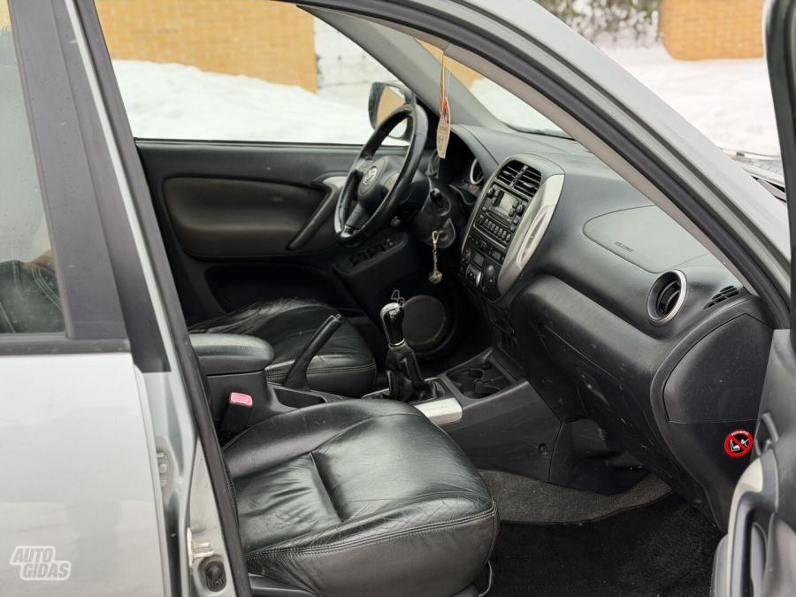 Pelēks Toyota RAV4 2004 Viļņa, ar dzinēja tilpumu 2.00 L un nobraukumu 352 tūkst. km par 2350 €, foto 7 vietnē AUTOMOTO.COM.LV