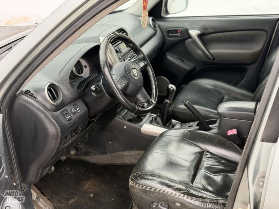 Pelēks Toyota RAV4 2004 Viļņa, ar dzinēja tilpumu 2.00 L un nobraukumu 352 tūkst. km par 2350 €, foto 10 vietnē AUTOMOTO.COM.LV