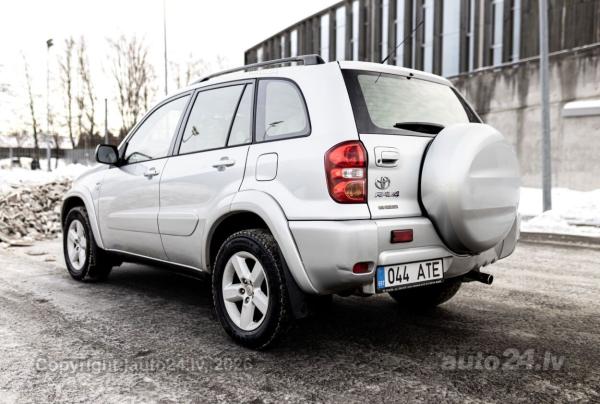 Pelēks Toyota RAV4 2004 Tallina, ar dzinēja tilpumu 2.00 L un nobraukumu 255 tūkst. km par 3999 €, foto 2 vietnē AUTOMOTO.COM.LV