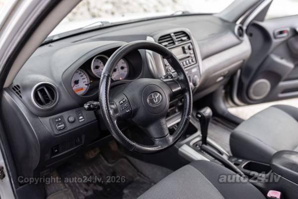 Pelēks Toyota RAV4 2004 Tallina, ar dzinēja tilpumu 2.00 L un nobraukumu 255 tūkst. km par 3999 €, foto 8 vietnē AUTOMOTO.COM.LV