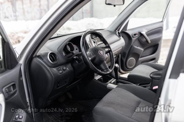 Pelēks Toyota RAV4 2004 Tallina, ar dzinēja tilpumu 2.00 L un nobraukumu 255 tūkst. km par 3999 €, foto 10 vietnē AUTOMOTO.COM.LV
