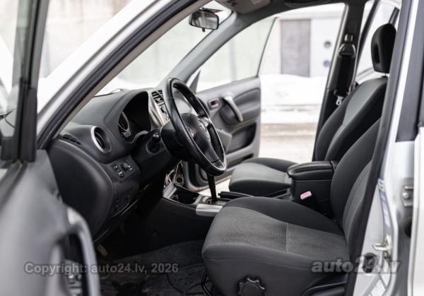 Pelēks Toyota RAV4 2004 Tallina, ar dzinēja tilpumu 2.00 L un nobraukumu 255 tūkst. km par 3999 €, foto 11 vietnē AUTOMOTO.COM.LV