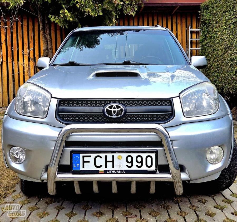 Pelēks Toyota RAV4 2004 Ignalina, ar dzinēja tilpumu 2.00 L un nobraukumu 216 tūkst. km par 2700 €, foto 1 vietnē AUTOMOTO.COM.LV