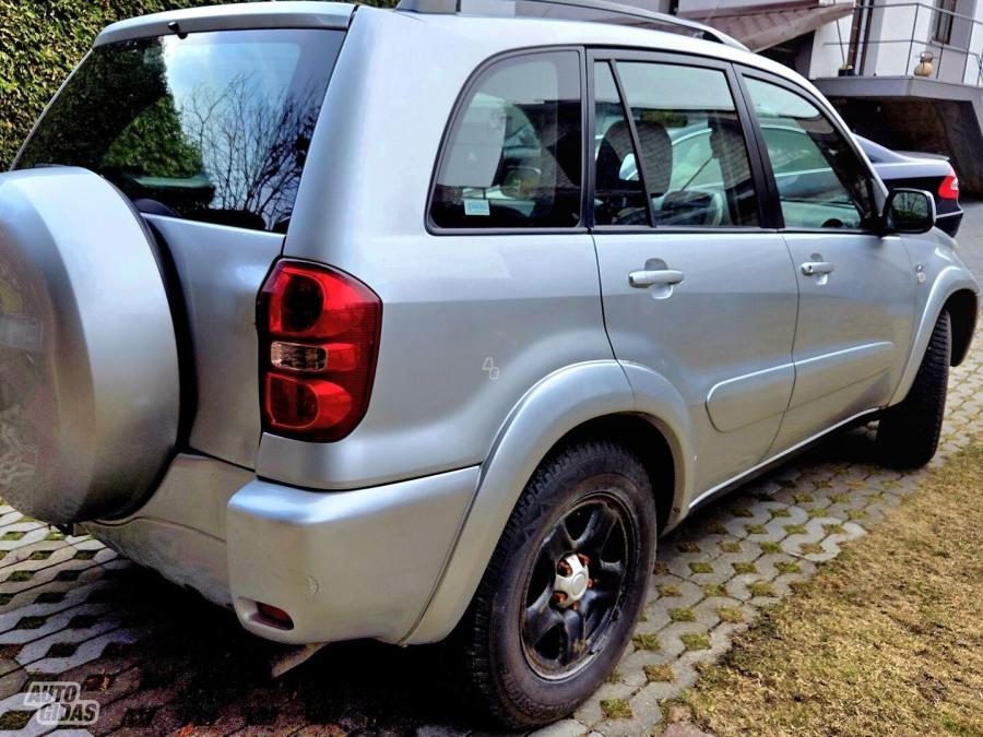 Pelēks Toyota RAV4 2004 Ignalina, ar dzinēja tilpumu 2.00 L un nobraukumu 216 tūkst. km par 2700 €, foto 4 vietnē AUTOMOTO.COM.LV