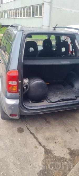 Pelēks Toyota RAV4 2004 Liepāja, ar dzinēja tilpumu 2.00 L un nobraukumu 0 tūkst. km par 2000 €, foto 6 vietnē AUTOMOTO.COM.LV